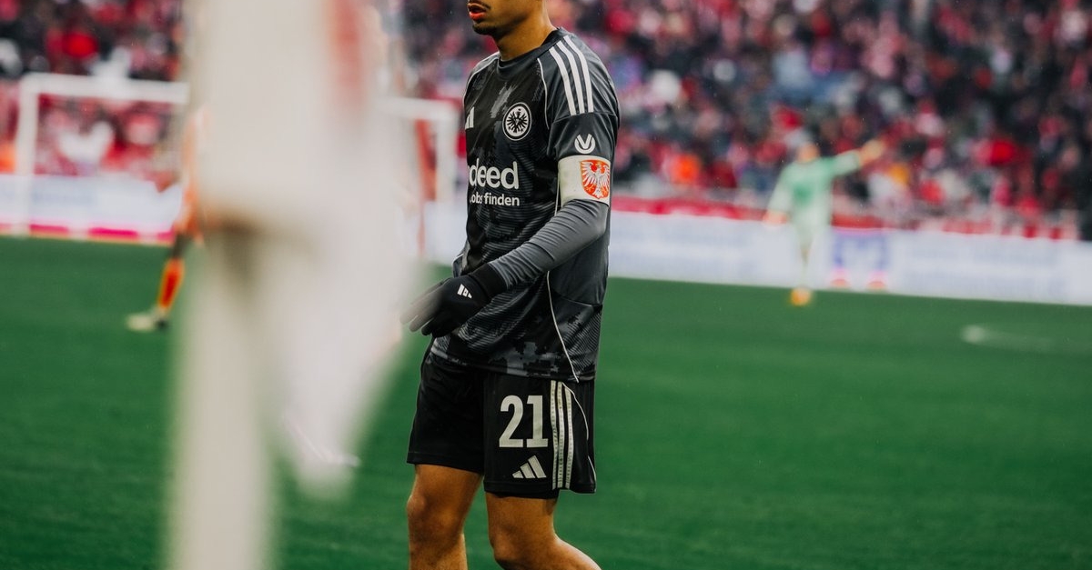 Mercato : Le PSG prêt à lâcher 70M € pour la doublure de Nuno Mendes
